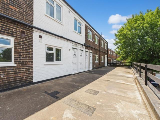 Frimley High Street, Frimley. 2 bed maisonette to rent £1,325 pcm £306 pw