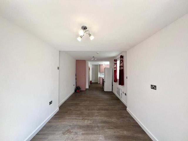 Frimley Road, Camberley GU15 6 bed semi detached house to rent £5,499 pcm £1,269 pw
