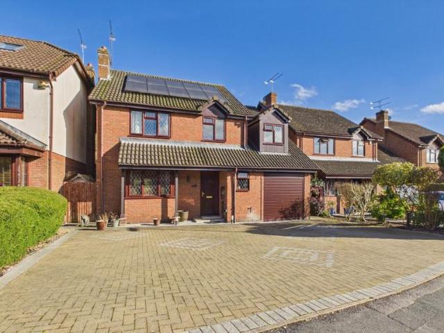 FRIMLEY 5 bed detached house to rent £3,250 pcm £750 pw
