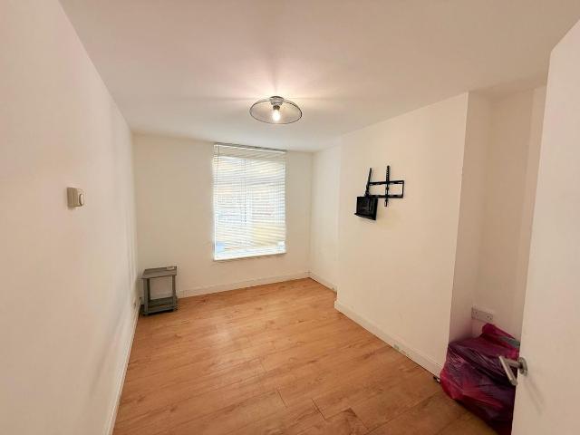 Frinton Mews, Ilford IG2, 1 bed flat to rent, £1,450 pcm | PrimeLocation
