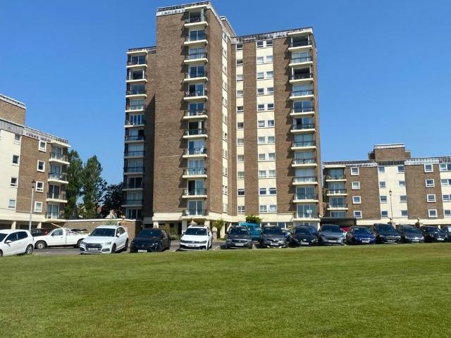 Frinton Court, Frinton On Sea CO13 3 bed flat to rent £1,295 pcm £299 pw