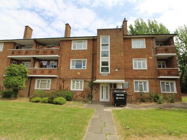 Fryent Way, Kingsbury 1 bed flat to rent £1,650 pcm £381 pw