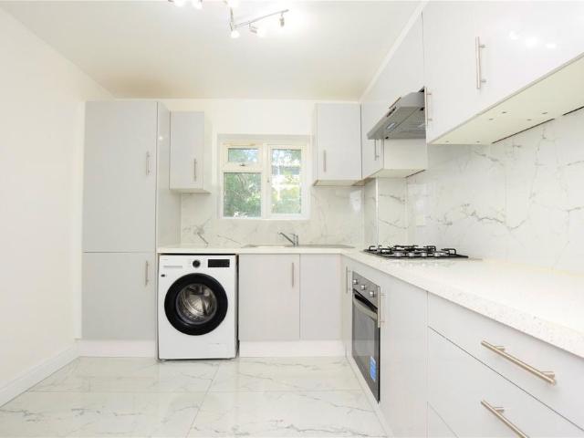 Fryent Way, London NW9 1 bed apartment to rent £1,695 pcm £391 pw