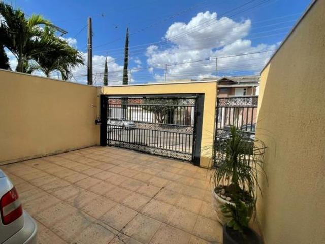 Deslumbrante casa de vila para venda em Jardim Regina com 4 quartos, sendo 2 suítes, 220m²