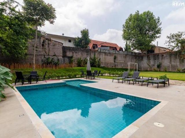 Funcional casa em condomínio para venda, 330m²
