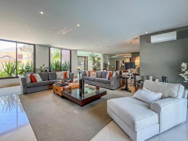 Espetacular casa em condomínio para venda com 5 quartos, sendo 5 suítes, 1,264m²