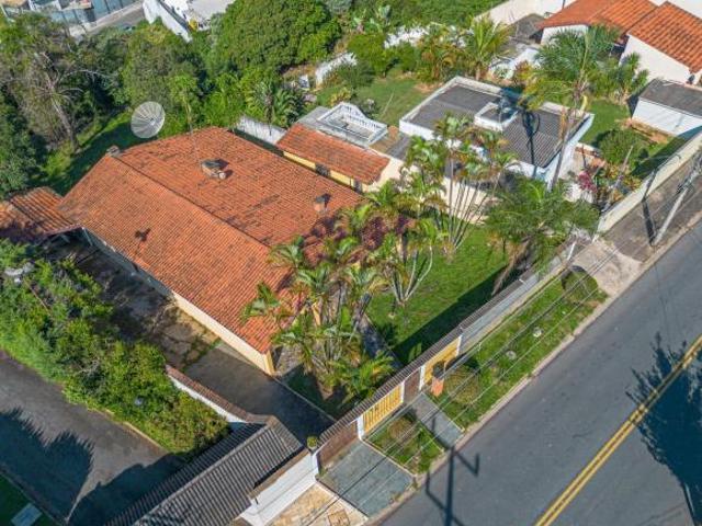 Funcional casa para venda em Centro com 4 quartos, sendo 1 suíte, 281m²
