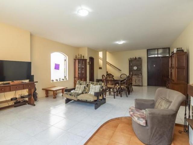 Agradável casa para venda em Jardim Umuarama com 3 quartos, sendo 3 suítes, 194m²