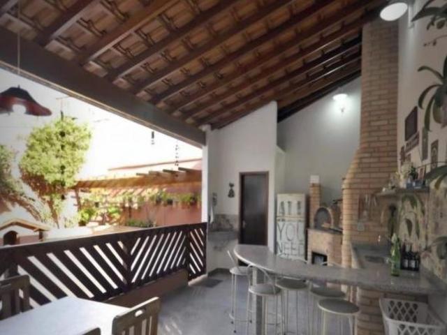 Versátil casa para venda em Jardim das Flores com 3 quartos, sendo 1 suíte, 337m²