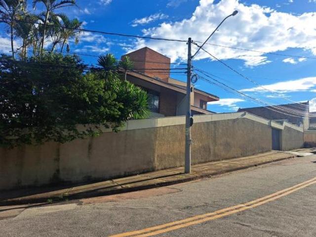 Funcional casa para venda em Jardim das Samambaias com 4 quartos, sendo 1 suíte, 475m²