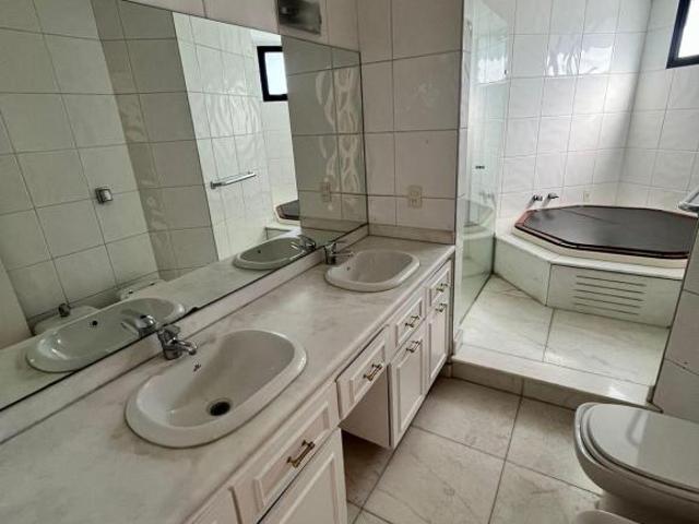 Confortável apartamento para venda e locação em Itaim Bibi com 3 quartos, sendo 3 suítes, 240m²