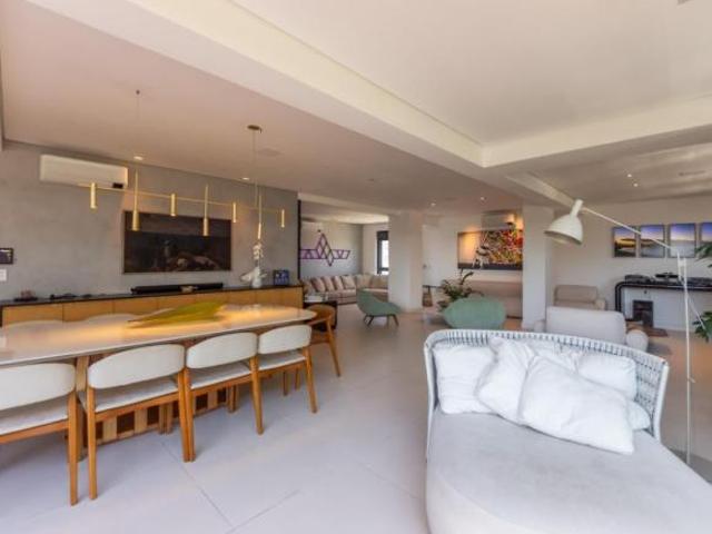 Atraente duplex para venda em Chácara Santo Antônio com 4 quartos, sendo 4 suítes, 270m²