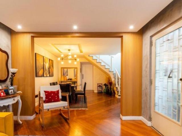 Confortável sobrado para venda em Planalto Paulista com 3 quartos, sendo 3 suítes, 175m²