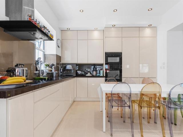 Fulton Mews Bayswater 4 bed mews to rent £5,902 pcm £1,362 pw