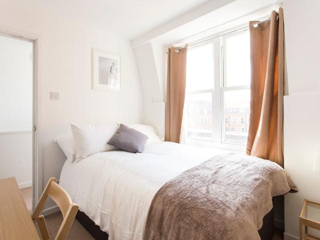 Fulham 1, United_kingdom Room 2