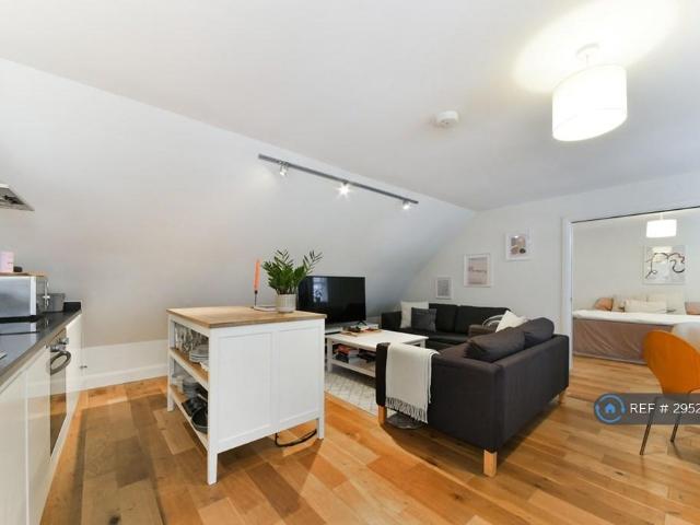 Fulham High Street, London, SW6 1 bed flat to rent £2,200 pcm £508 pw