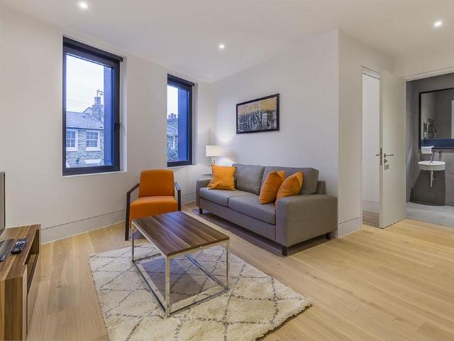 Fulham High Street, London SW6 1 bed flat to rent £2,200 pcm £508 pw