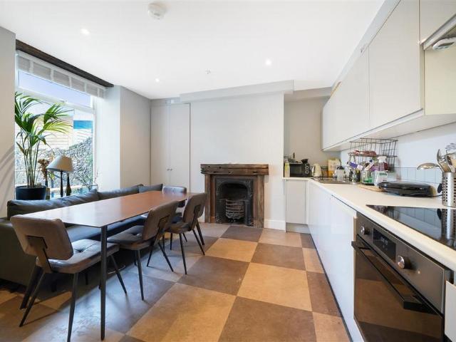 Fulham High Street, SW6 2 bed flat to rent £3,012 pcm £695 pw