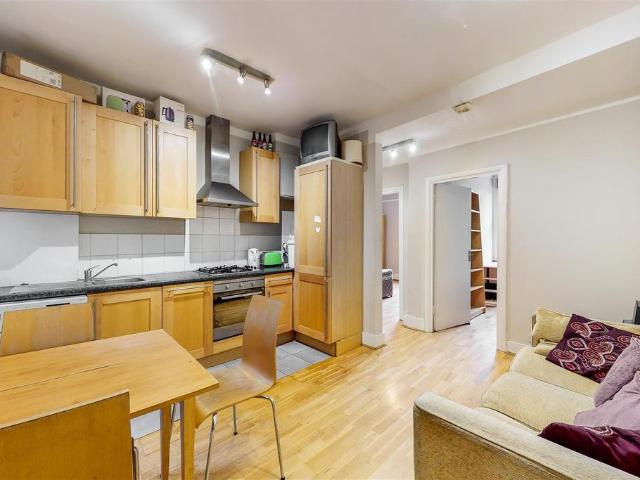 Fulham High Street, SW6 3 bed apartment to rent £2,700 pcm £623 pw