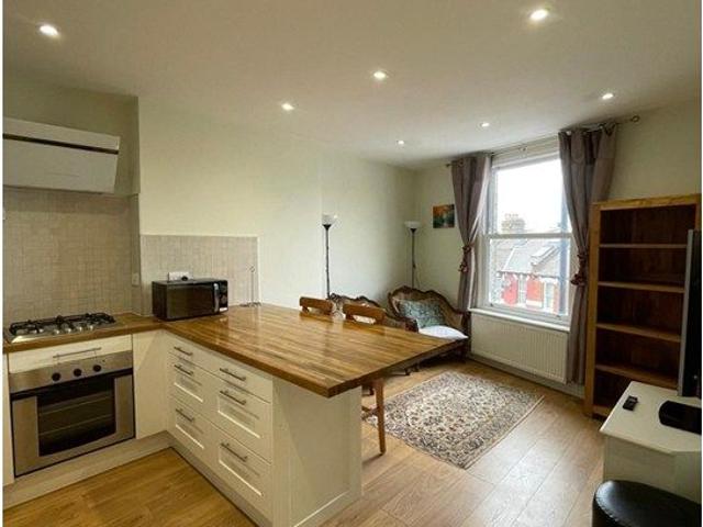 Fulham, London SW6, 2 bed flat to rent, £2,400 pcm | PrimeLocation