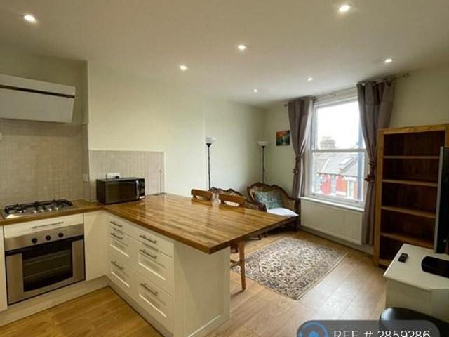 Fulham, London, SW6 2 bed flat to rent £2,400 pcm £554 pw