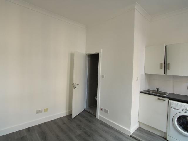 Fulham SW6, Studio to rent, £1,350 pcm | PrimeLocation