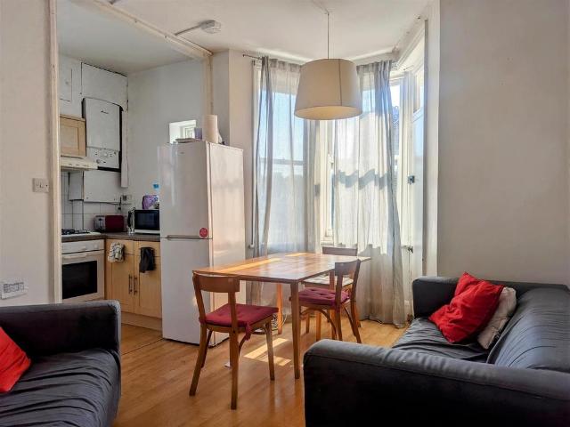 Fulham Palace Road, Hammersmith 3 bed flat to rent £3,150 pcm £727 pw