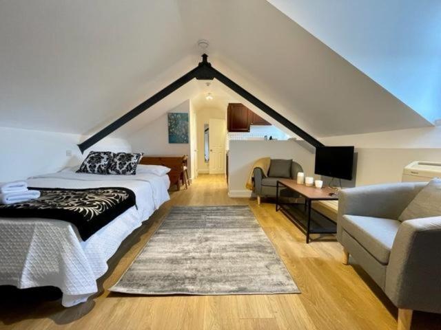 Fulham Palace Road, Hammersmith, London 1 bed flat to rent £2,275 pcm £525 pw