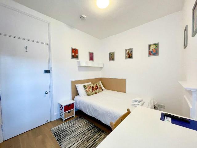 Fulham Palace Road, Hammersmith. Studio to rent £1,560 pcm £360 pw