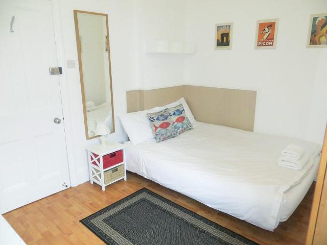 Fulham Palace Road, Hammersmith. Studio to rent £1,560 pcm £360 pw