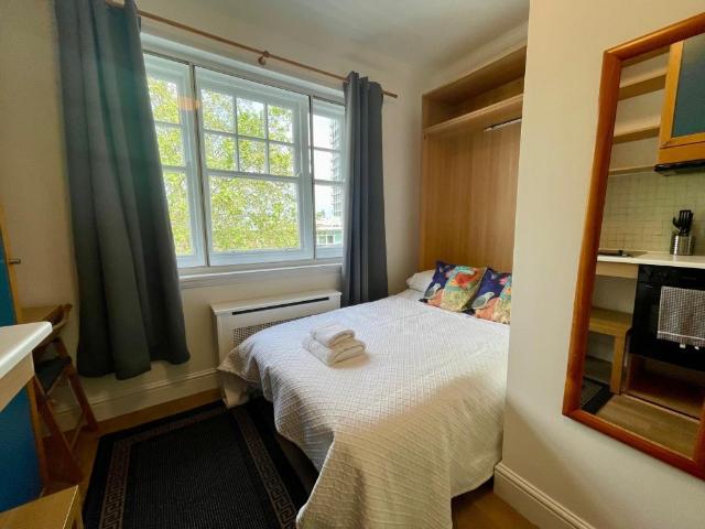 Fulham Palace Road, Hammersmith. Studio to rent £1,603 pcm £370 pw