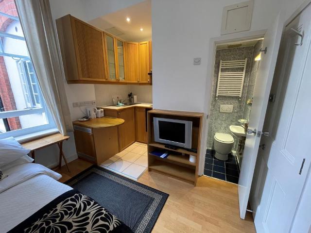 Fulham Palace Road, Hammersmith. Studio to rent £1,625 pcm £375 pw