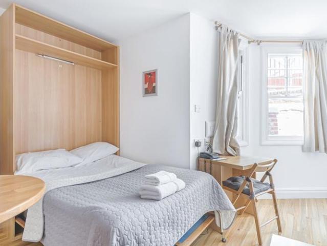 Fulham Palace Road, Hammersmith. Studio to rent £1,668 pcm £385 pw