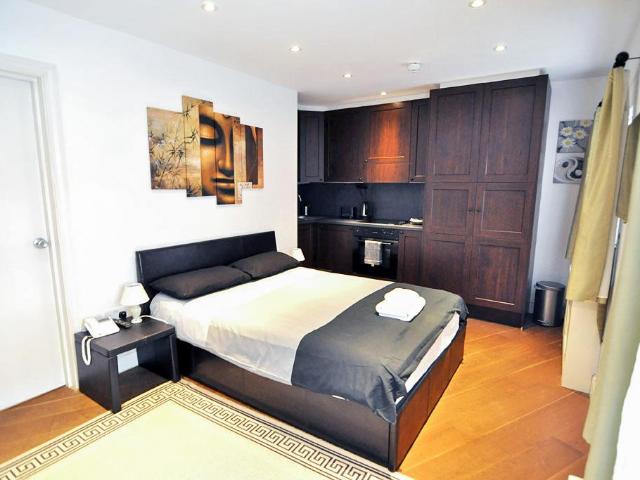 Fulham Palace Road, Hammersmith. Studio to rent £1,885 pcm £435 pw