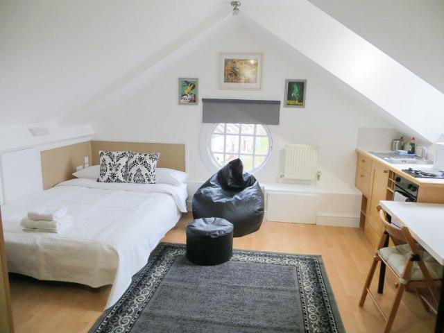 Fulham Palace Road, Hammersmith. Studio to rent £1,885 pcm £435 pw
