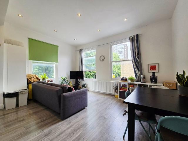 Fulham Palace Road, Hammersmith W6, 3 bed flat to rent, £3,150 pcm | PrimeLocation