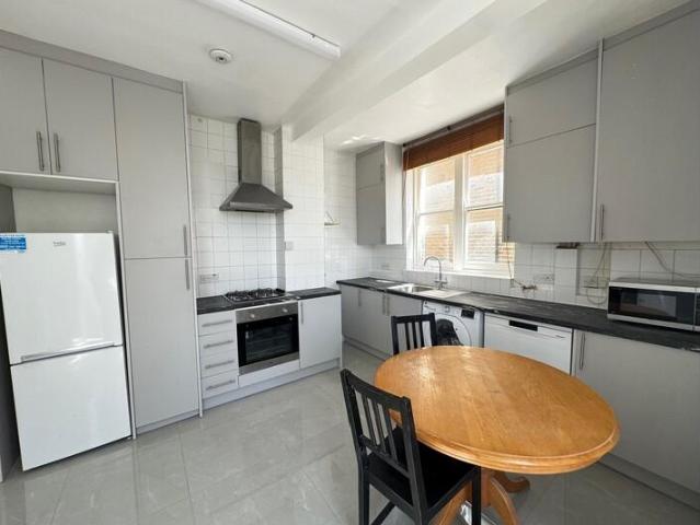 Fulham Palace Road, Hammersmith W6 3 bed flat to rent £3,495 pcm £807 pw
