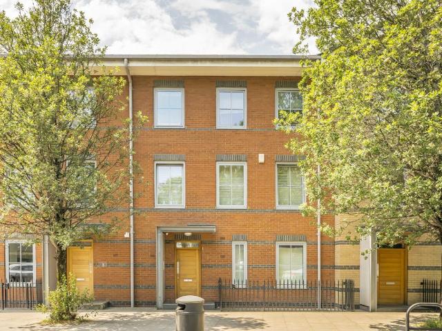 Fulham Palace Road, Hammersmith W6, 2 bed flat to rent, £3,500 pcm | PrimeLocation