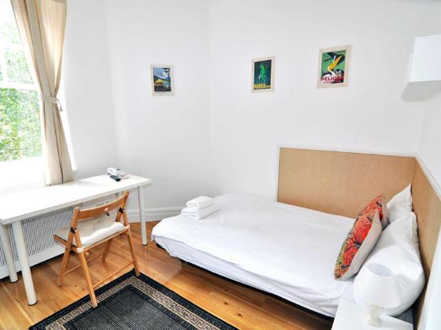 Fulham Palace Road, London Studio to rent £1,452 pcm £335 pw