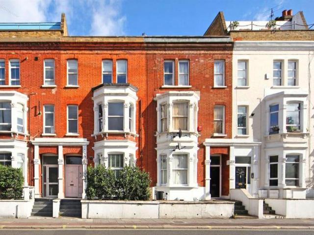 Fulham Palace Road, London SW6 2 bed flat to rent £3,250 pcm £750 pw