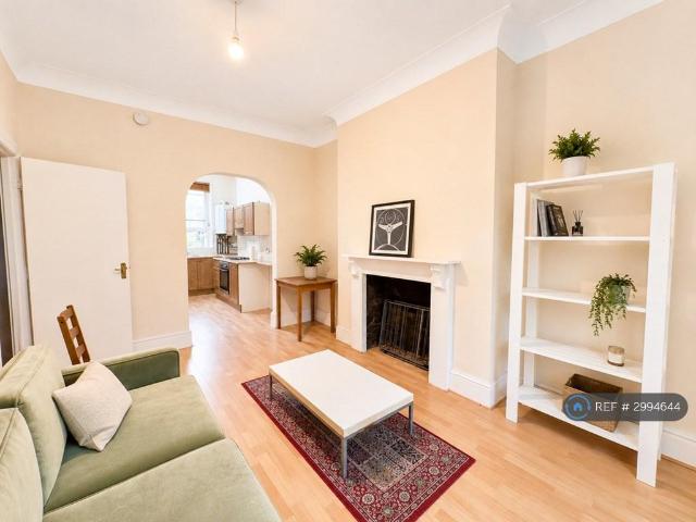 Fulham Palace Road, London, SW6 2 bed flat to rent £2,399 pcm £554 pw