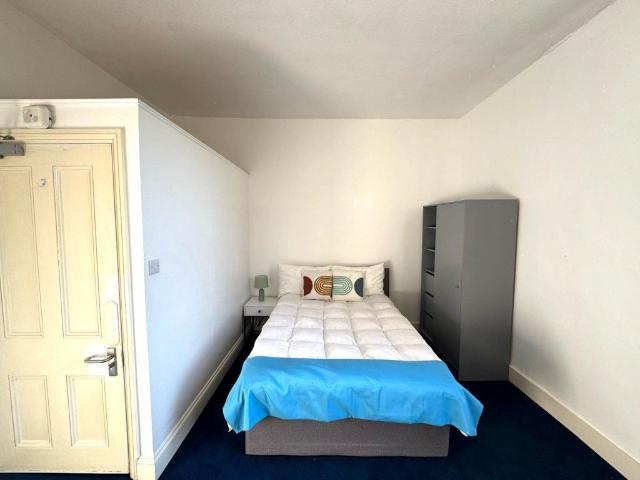 Fulham Palace Road, London SW6, Room to rent, £1,105 pcm | PrimeLocation