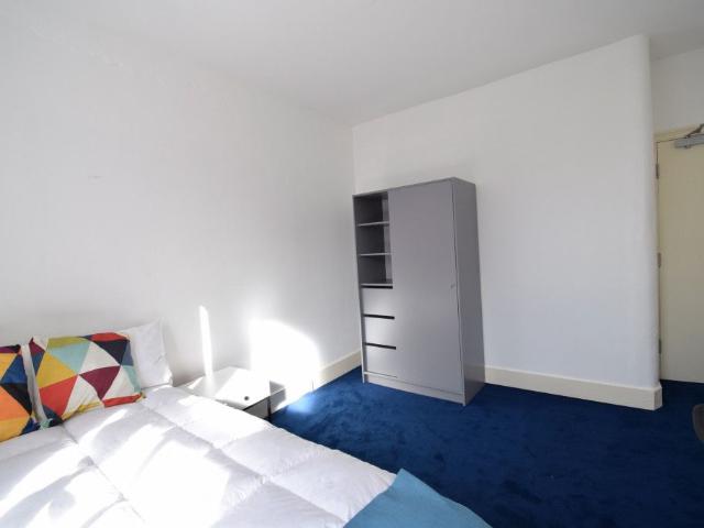 Fulham Palace Road, London SW6, Room to rent, £1,127 pcm | PrimeLocation