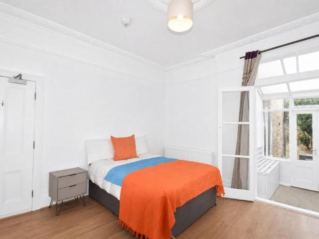 Fulham Palace Road, London SW6, Room to rent, £1,300 pcm | PrimeLocation