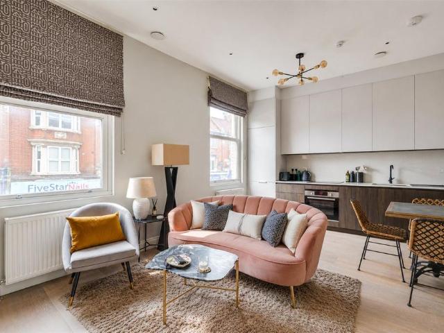 Fulham Palace Road, London, W6 2 bed apartment to rent £2,650 pcm £612 pw