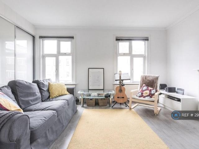 Fulham Palace Road, London, W6 2 bed flat to rent £2,300 pcm £531 pw