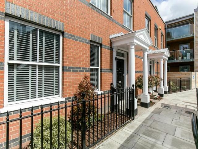 Fulham Palace Road, London 2 bed flat to rent £2,600 pcm £600 pw