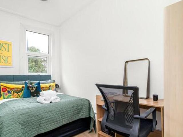 Fulham Palace Road, London, 2 Bedroom Serviced