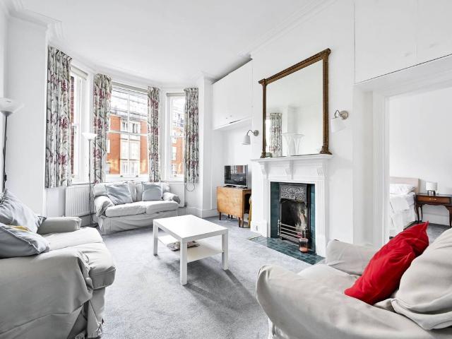 Fulham Road, Chelsea, London SW10, 3 bed flat to rent, £3,500 pcm | PrimeLocation