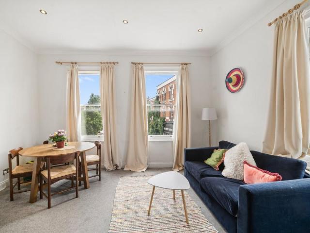 Fulham Road, Fulham, London, SW6 2 bed flat to rent £3,000 pcm £692 pw